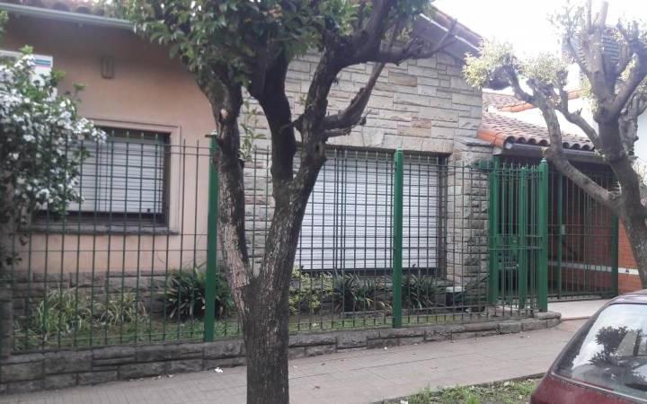 Casa de Tres Ambientes con Jardin y Cochera. Moron Norte. Gba Oeste ...
