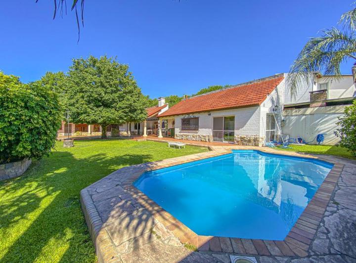 Casa de 2 Dorm. con Pileta y Quincho, Santa Fe - Zonaprop