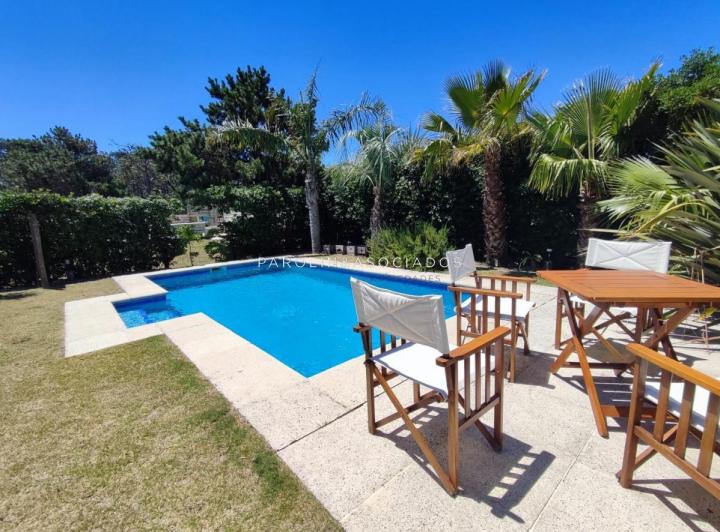 Hermosa Casa en Venta en Montoya a Solo Pasos de La Playa, Punta del Este. Otros Paises - Zonaprop