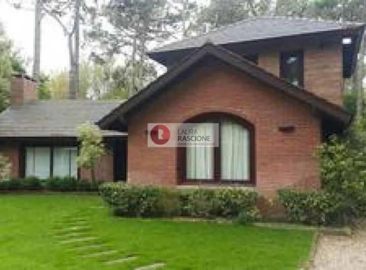 Excelente Casa con Pileta Climatizada en Carilo (C), Buenos Aires Costa Atlántica - Zonaprop