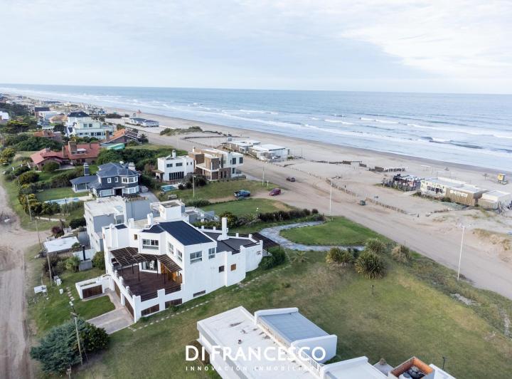 Casa de 7 Ambientes en Venta en Pinamar - Oportunidad Frente Al Mar ...
