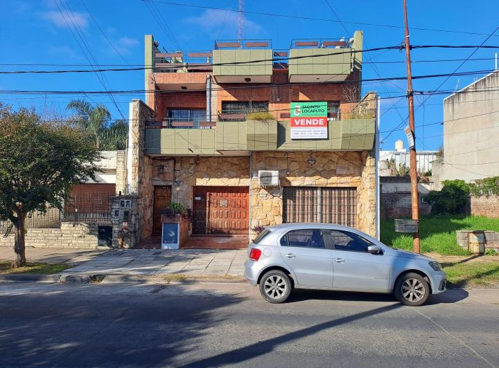 Casa de 8 Amb - Garage - Terraza - Qincho | Castelar, Gba Oeste - Zonaprop