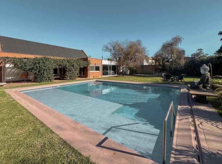 Casa de 4 Dorm. con Cocheras, Quincho, Gran Jardín y Pileta en Fisherton, Santa Fe - Zonaprop