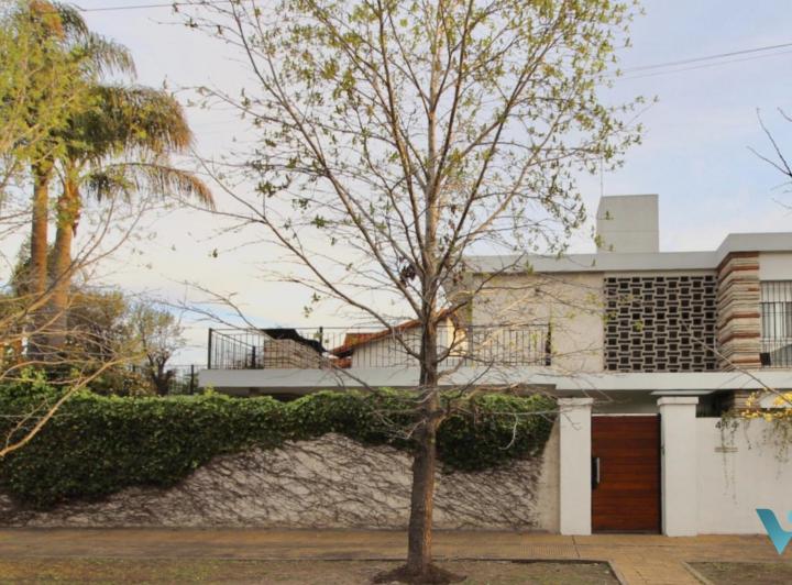 Casa en Venta Ituzaingo, Villa Ariza 4 Dorm. con Parq, Gba Oeste - Zonaprop