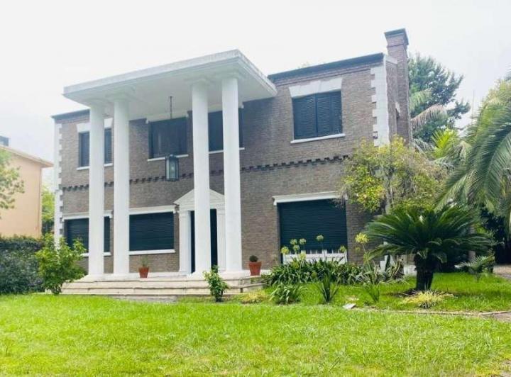 Chalet de Excelente Construcción Ubicado en Castelar Sobre La Av Santa ...