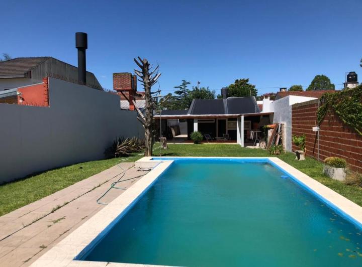 Casa Chalet - Venta City Bell Parque Pileta Lote 10,50 X 46, Gba Sur - Zonaprop