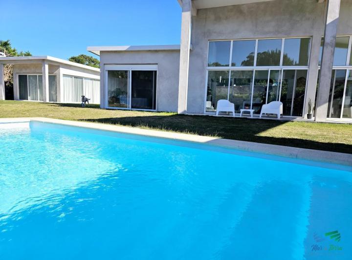 Se Alquila Casa 4 Dorm. con Piscina Climatizada en Marly, Punta del Este, Otros Paises - Zonaprop
