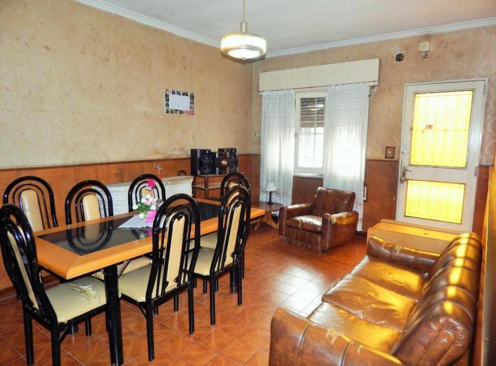 Venta - Casa Al Frente de 2 Dorm. con Cochera y Patio en Barrio Azcuénaga. Santa Fe - Zonaprop