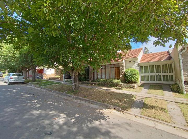 Venta Casa 3 Ambientes con Dependencia y Patio a Tres Cuadras del Mar ...