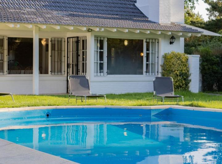 Casa de 3 Dorm. con Piscina a Una Cuadra y Media de La Playa en Venta en Cariló, Buenos Aires ...