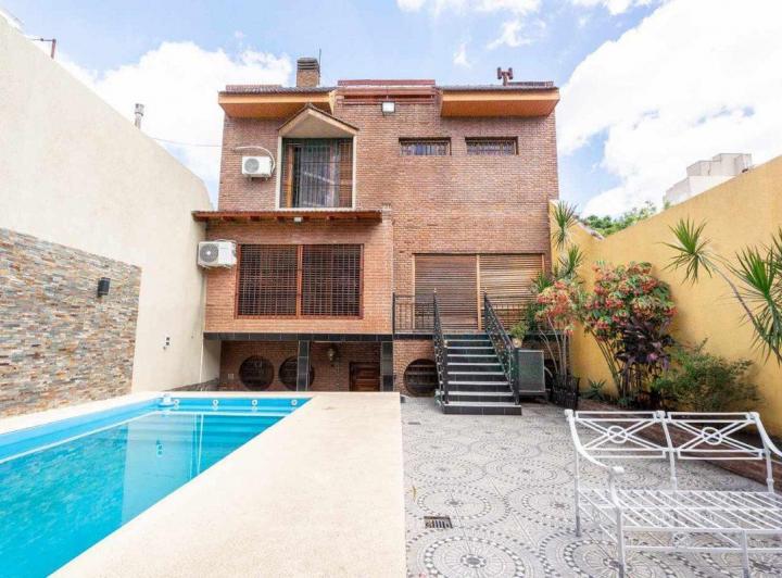 Casa 5 Ambientes en Venta en Lanus Cochera Pileta, Gba Sur - Zonaprop