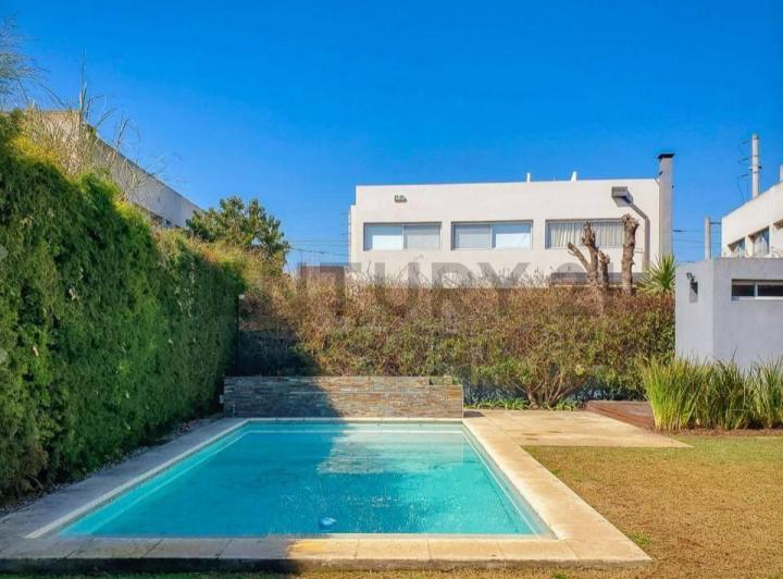 Venta de Casa 3 Dorm., Pileta, Parrilla Barrio Don Carlos, Gba Sur - Zonaprop