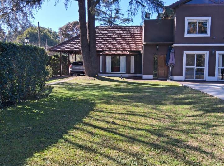 Casa en Venta en Barrio Mapuche con Pileta, Quincho y 4 Dorm., Gba ...