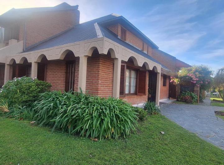 Casa de Cinco Ambientes con Quincho y Patio. Barrio Constitución ...