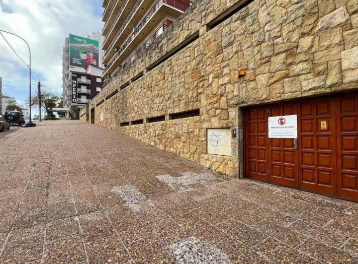 Venta Cochera en Edificio Categoría Zona Guemes, Buenos Aires Costa ...