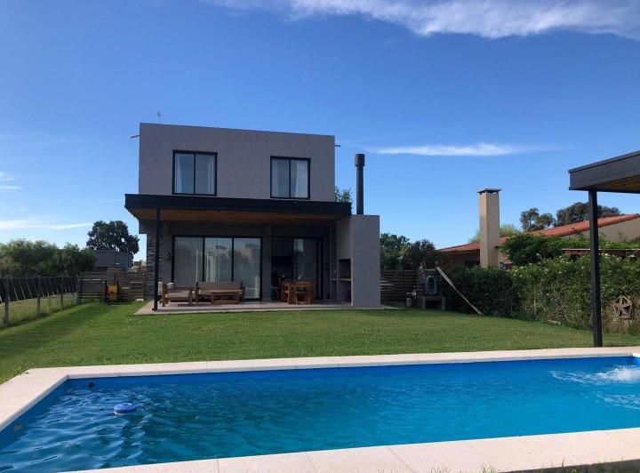 Venta de Casa en Dos Plantas con Pileta en San Ramiro Pilar del Este ...