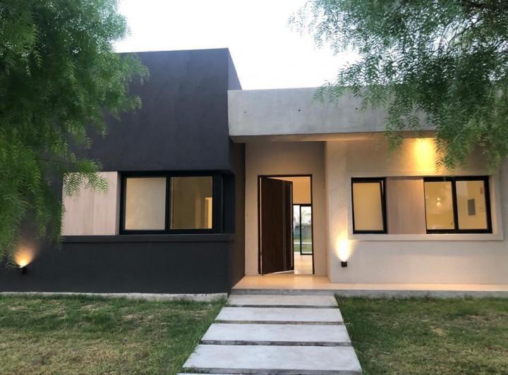 Venta de Casa en Una Planta con Pileta en San Ramiro Pilar del Este ...