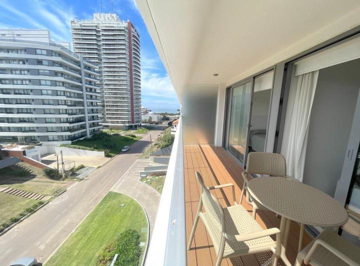 Apartamento en Venta en Playa Brava de Punta del Este. Torre de Categoría a Sólo 150 m. del Mar ...