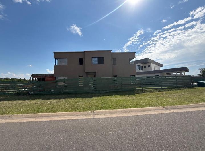 Venta Casa San Sebastian Area 11 con Vista a Laguna Pileta Financia ...