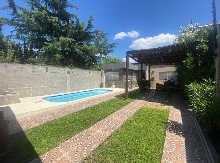 Casa 4 Ambientes Venta en Ituzaingo con Pileta, Gba Oeste - Zonaprop
