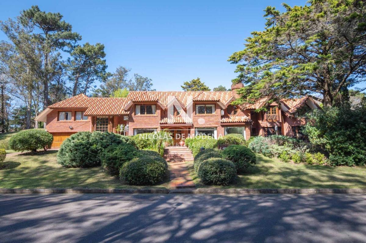 Vende Espectacular Casa en Beverly Hills - Punta del Este de 2 Plantas ...