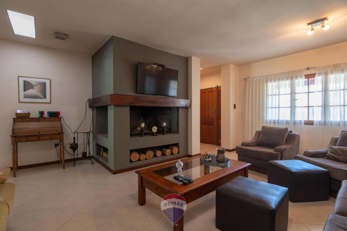 Venta Casa 5 Dorm. + Departamento 1 Dorm. en Villa Belgrano. Piscina ...