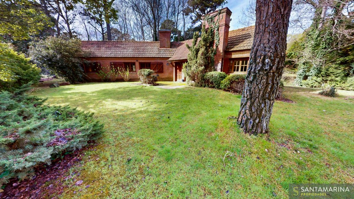 Cariló, Propiedad a 3 Cuadras del Mar y 5 del Centro Comercial, Buenos ...