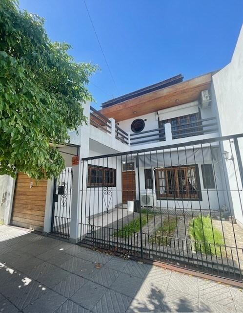 Venta Casa Triplex con Cochera Para 4 Autos - Parque Avellaneda ...