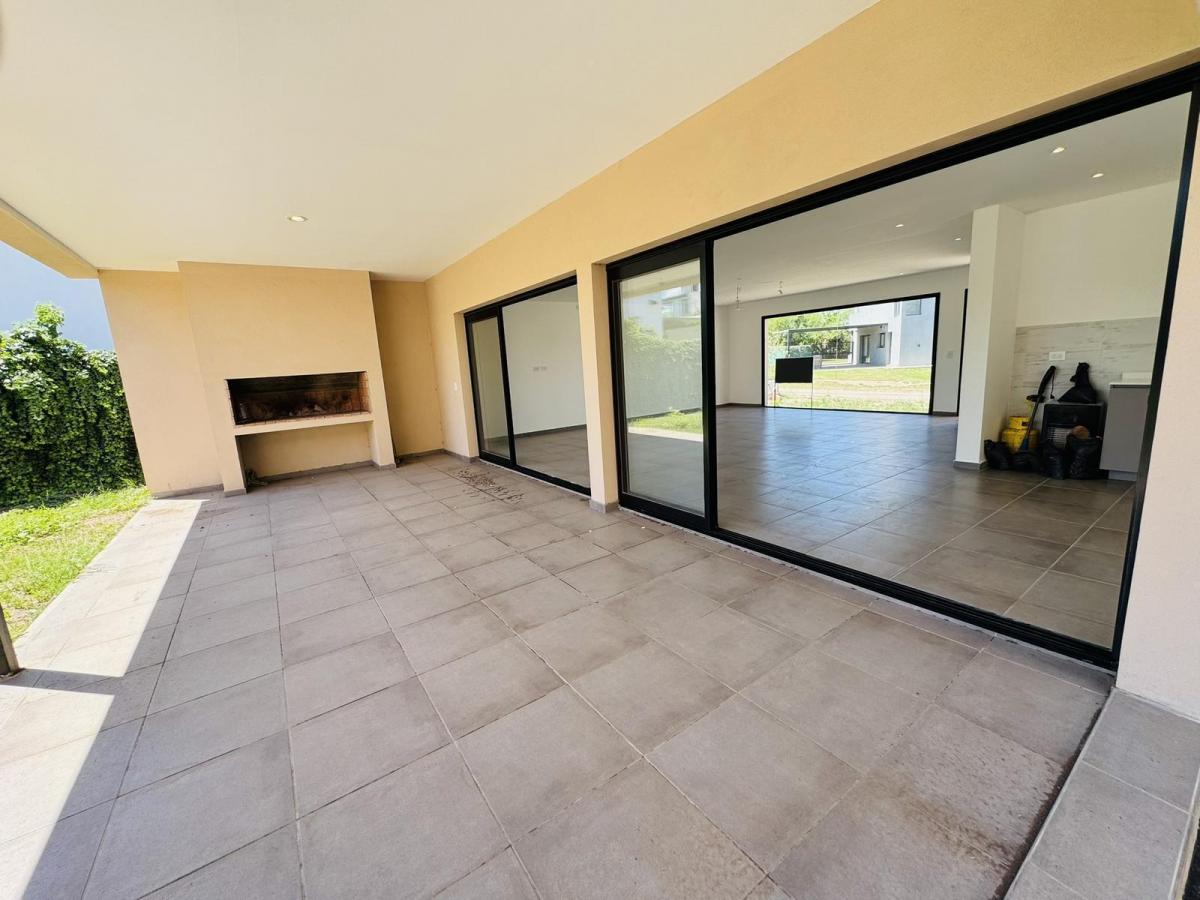 Casa en Venta en B° Villa Catalina - 2 Dorm - Galeria con Asador ...